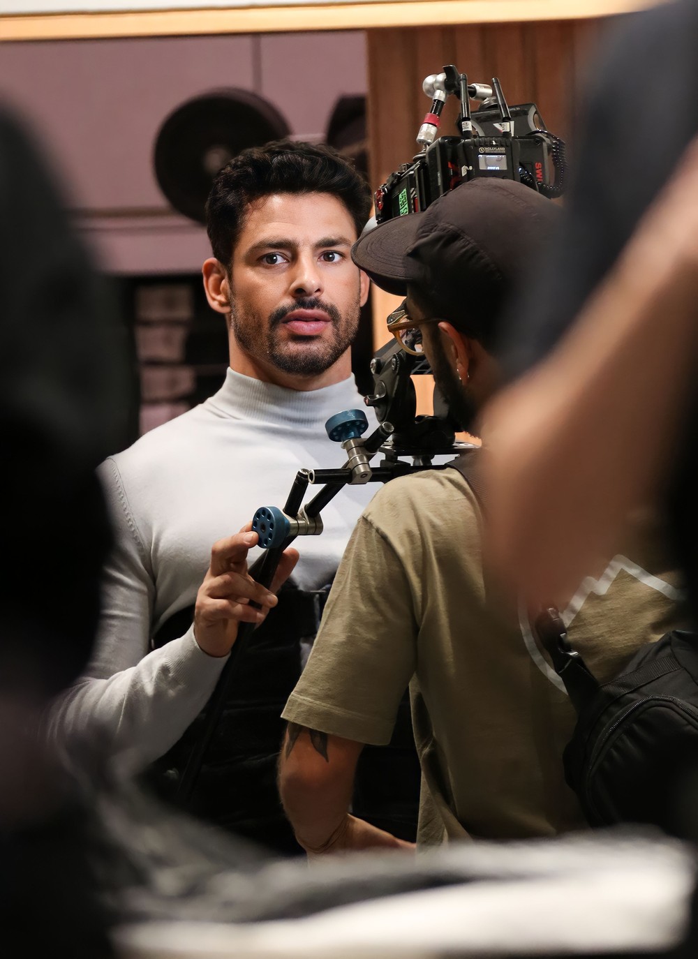 Cauã Reymond encara domingo de trabalho e estrela campanha