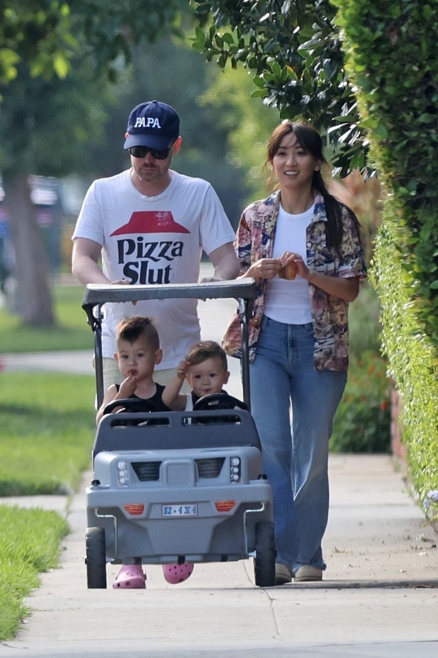 Macaulay Culkin e Brenda Song curtem passeio em família com os filhos
