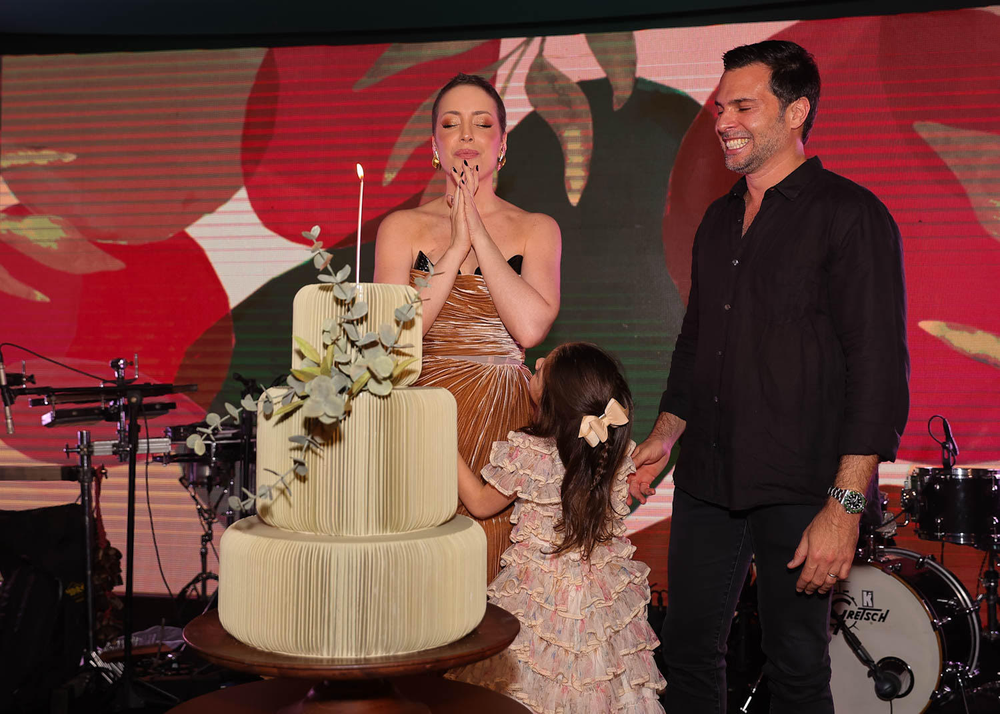 Fabiana Justus comemora aniversário de 38 anos e 180 dias de ...