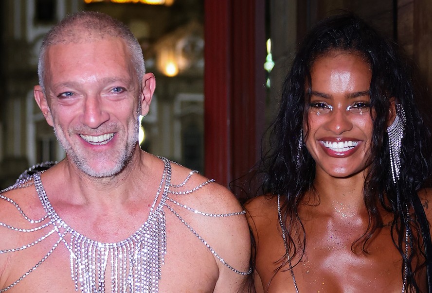 Vincent Cassel e a namorada, Narah Baptista, arrasam com looks mínimos em baile de Carnaval