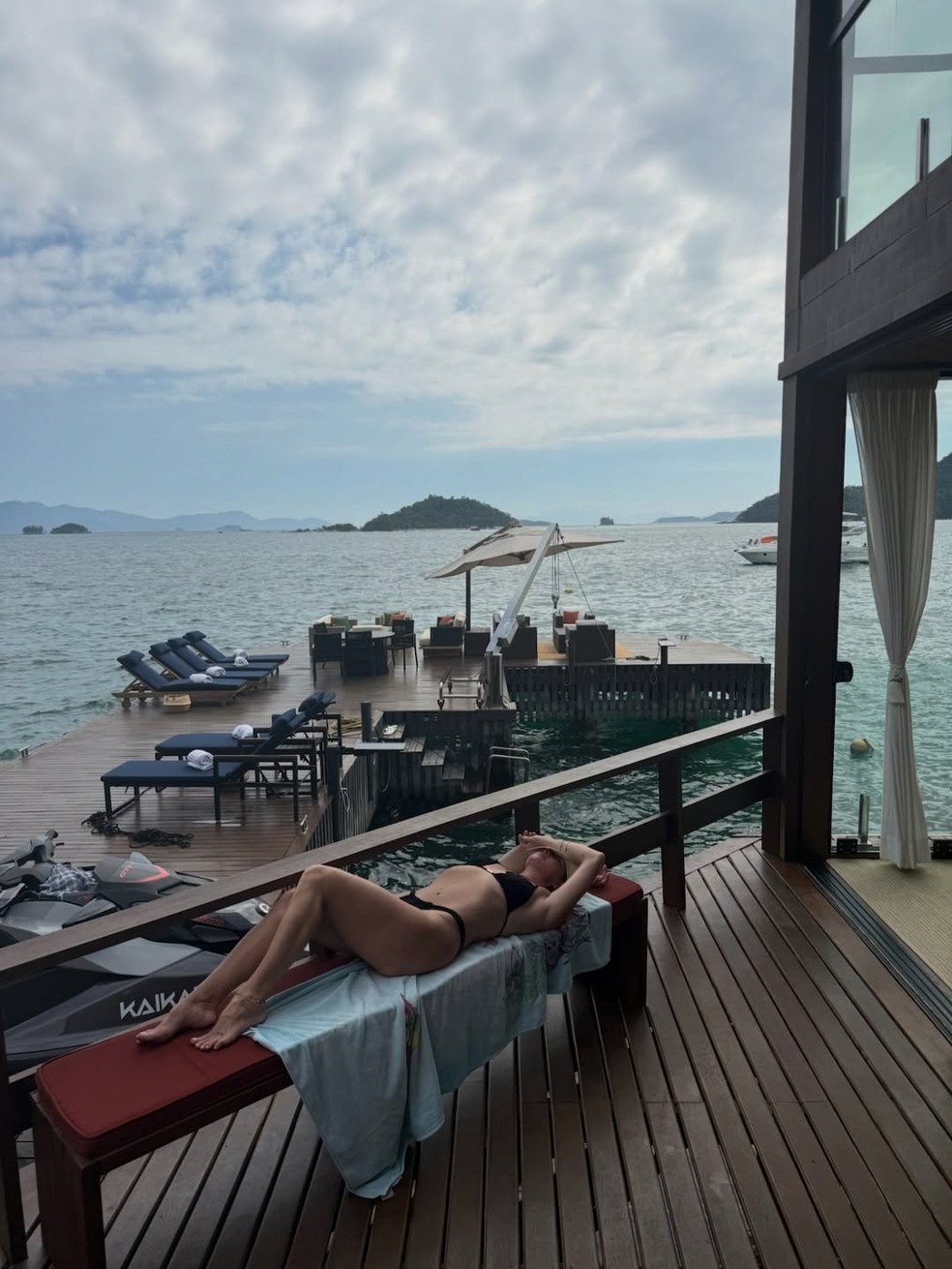 Giovanna Antonelli aproveita praia com as filhas gêmeas em Angra dos Reis