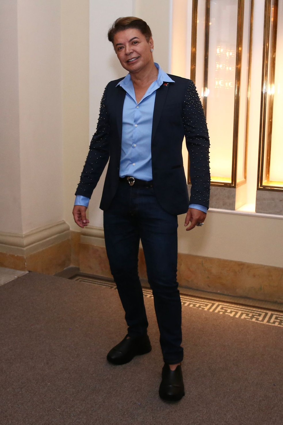 David Brazil relembra primeiro e único beijo em mulher: 'Língua travou'