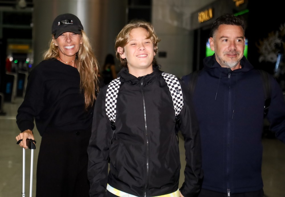 Adriane Galisteu embarca com Alexandre Iódice e Vittorio para o Japão