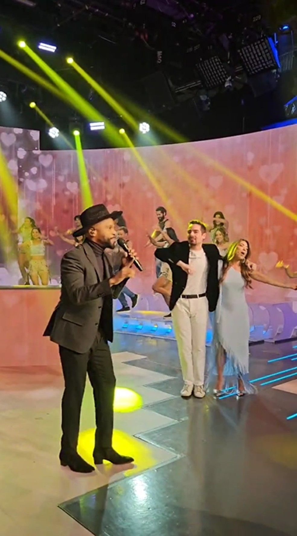 João Silva e Patrícia Abravanel se arriscam no samba ao som de ...