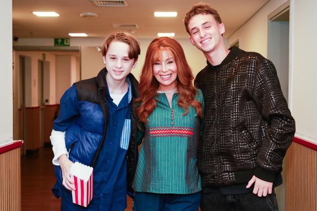 Danielle Winits recebe o marido, os dois filhos, a mãe e o irmão em peça