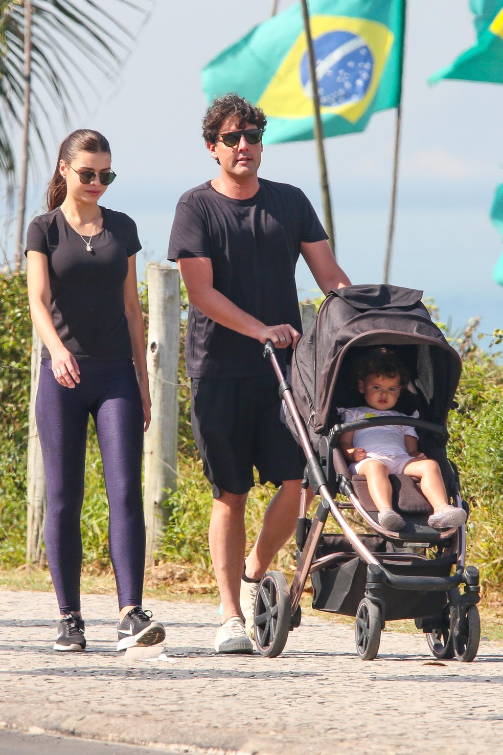 Bruno de Luca passeia com a família na orla da Barra da Tijuca