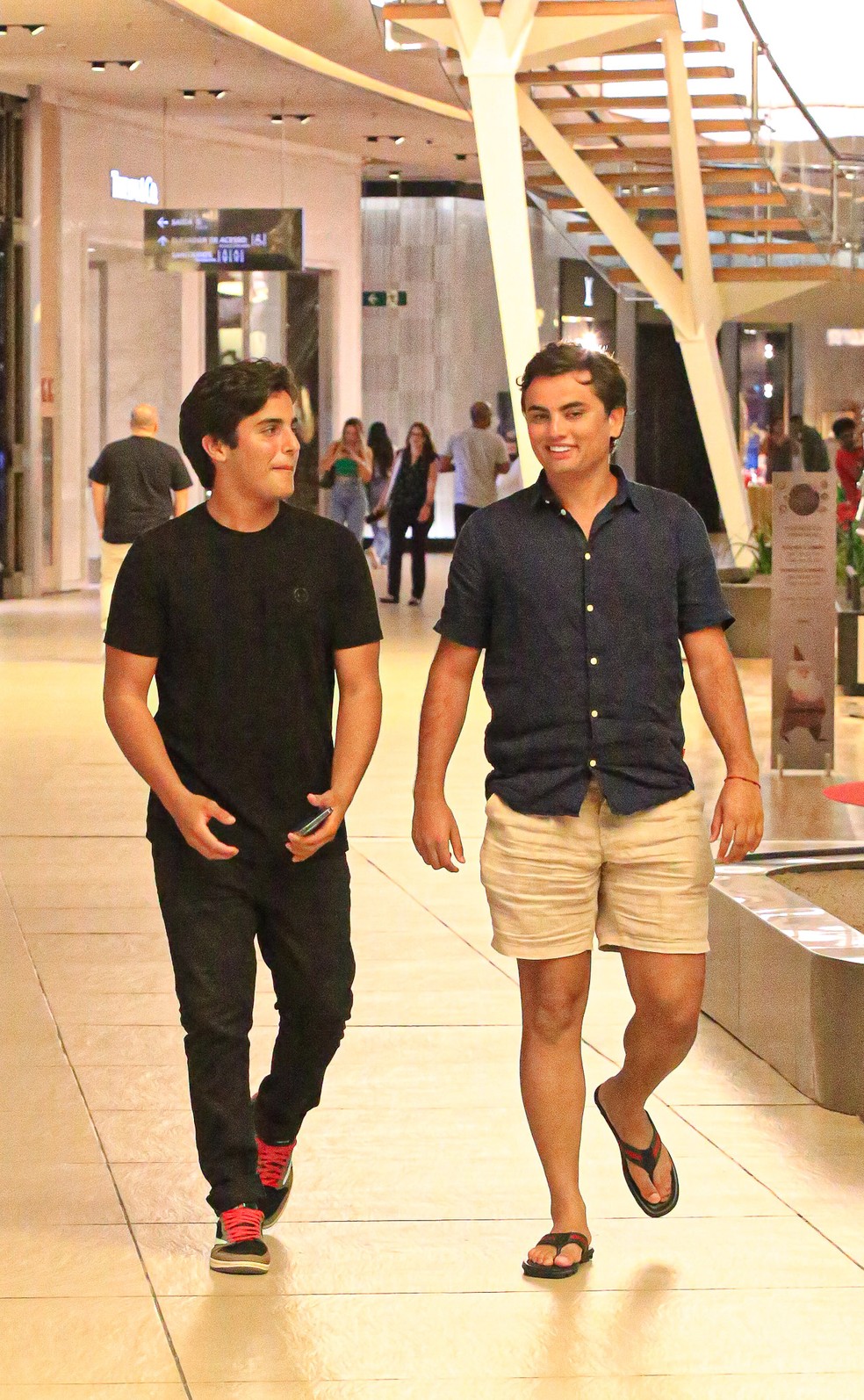 Sorridente, Marcelo Cady, filho de Ivete Sangalo, passeia em shopping ...