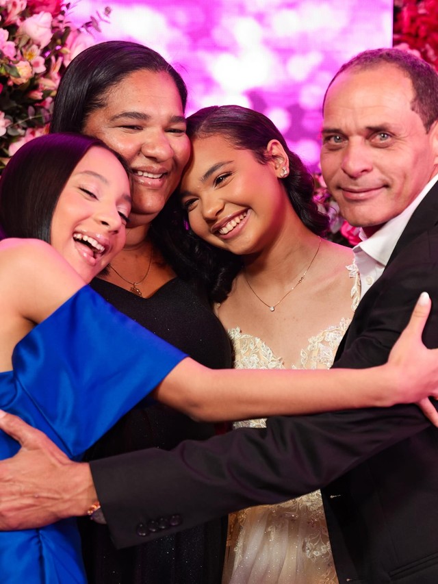 Cantora gospel Maria Marçal faz festança à la princesa pelos 16 anos