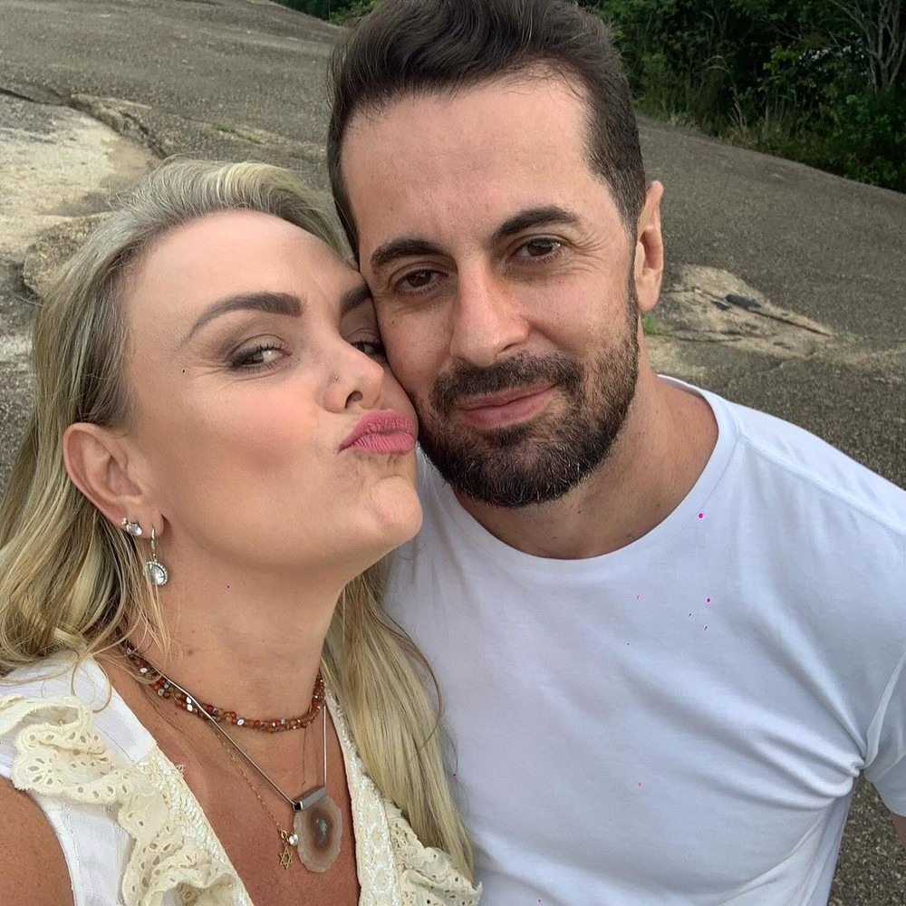 Ex-paquita Ana Paula Almeida se casa em cerimônia na natureza