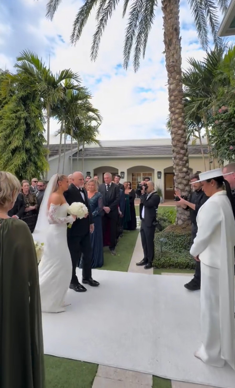 Entrada de cachorro e dança coreografada: Veja como foi o casamento de ...
