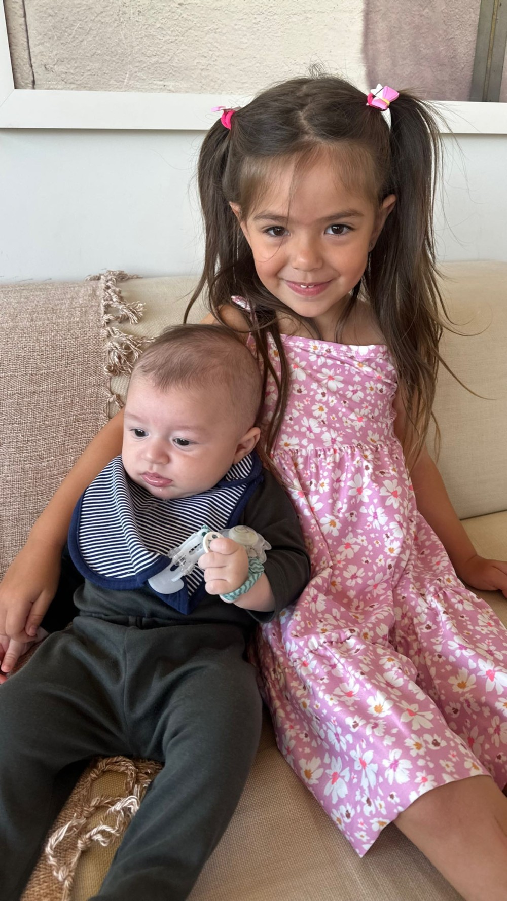 Zoe, filha de Sabrina Sato e Duda Nagle, segura primo no colo e encanta ...