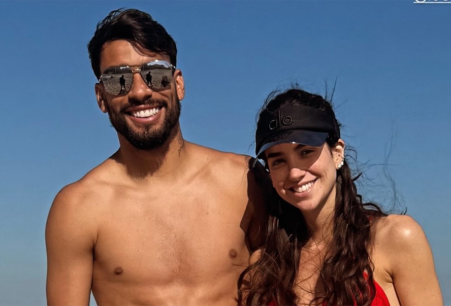 De looks combinando, Lucas Paquetá, Duda Fournier e filhos curtem praia