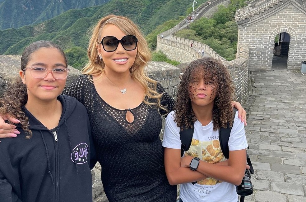 De cabelos cacheados, Mariah Carey janta com rapper e gera boatos de affair
