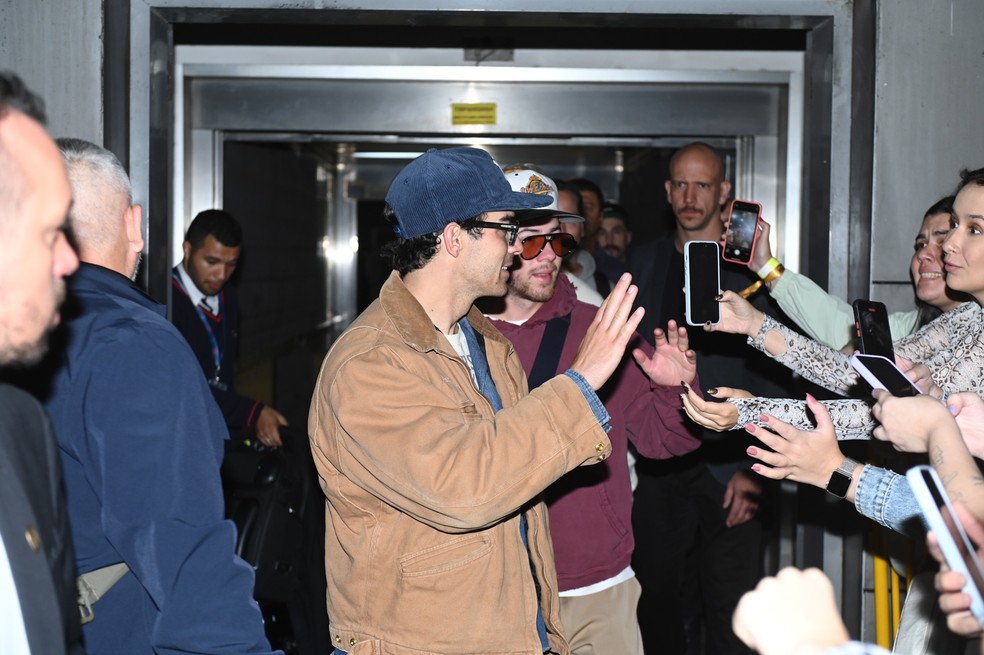 Nick, Joe e Kevin Jonas, da banda Jonas Brothers, desembarcam em São Paulo