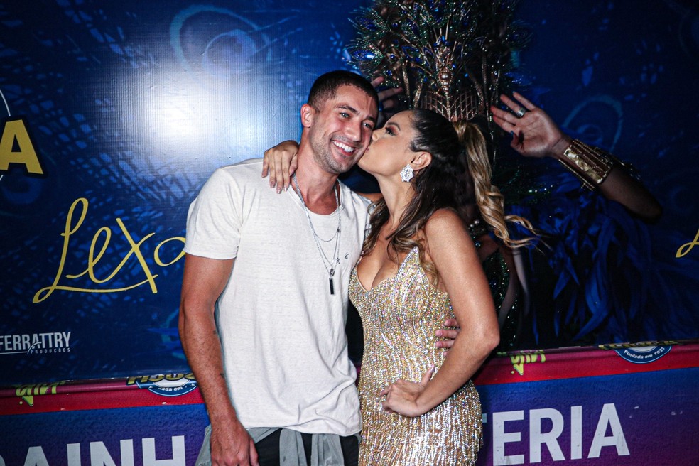 Após dizer em show que não está solteira, Lexa posa em clima íntimo com ...