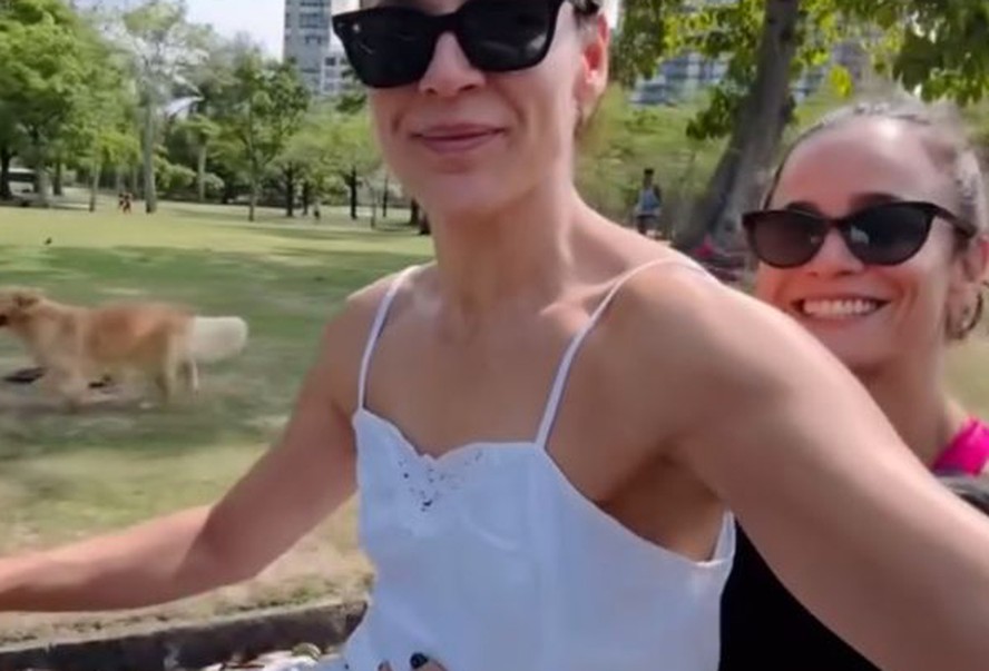 Alice Braga e a namorada andam de bicicleta: 'Amores de domingo'; assista