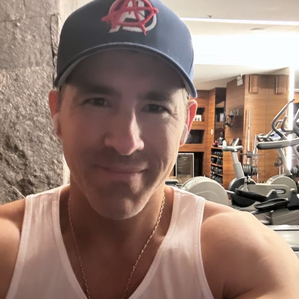 Ryan Reynolds faz selfie, tira fotos e admira o mar carioca de sacada ...