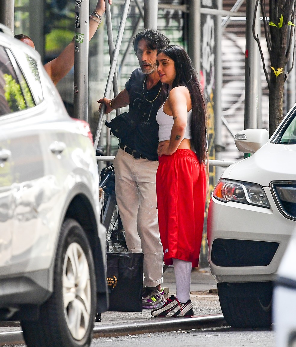 Estilosa, Lourdes León passeia com o pai por NY e exibe piercing e tattoos