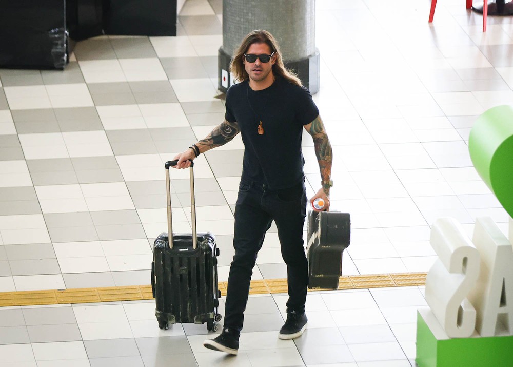 Com Wanessa Camargo fora do BBB 24, Dado Dolabella embarca sorridente ...