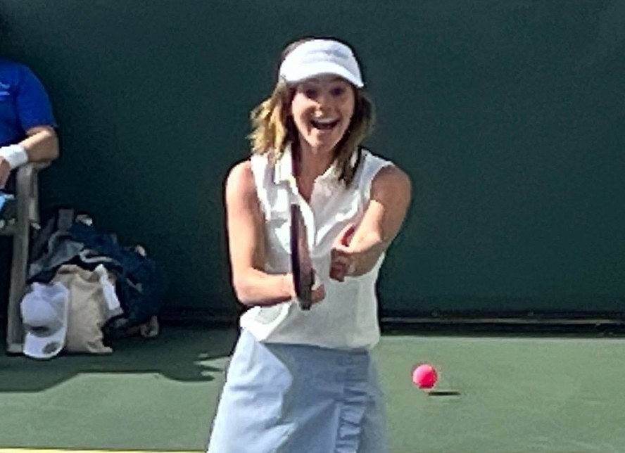 Emma Watson mostra habilidade e se diverte em aula de tênis em Los Angeles