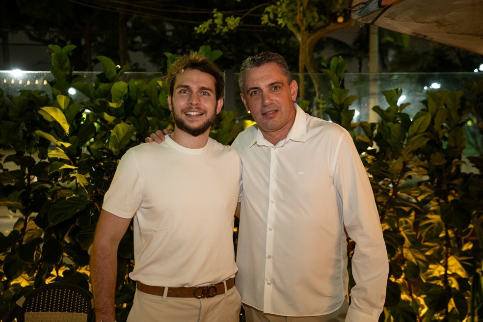 Leandro Karnal e o marido, Vitor Fadul, prestigiam festa de um ano de Les Deux Magots