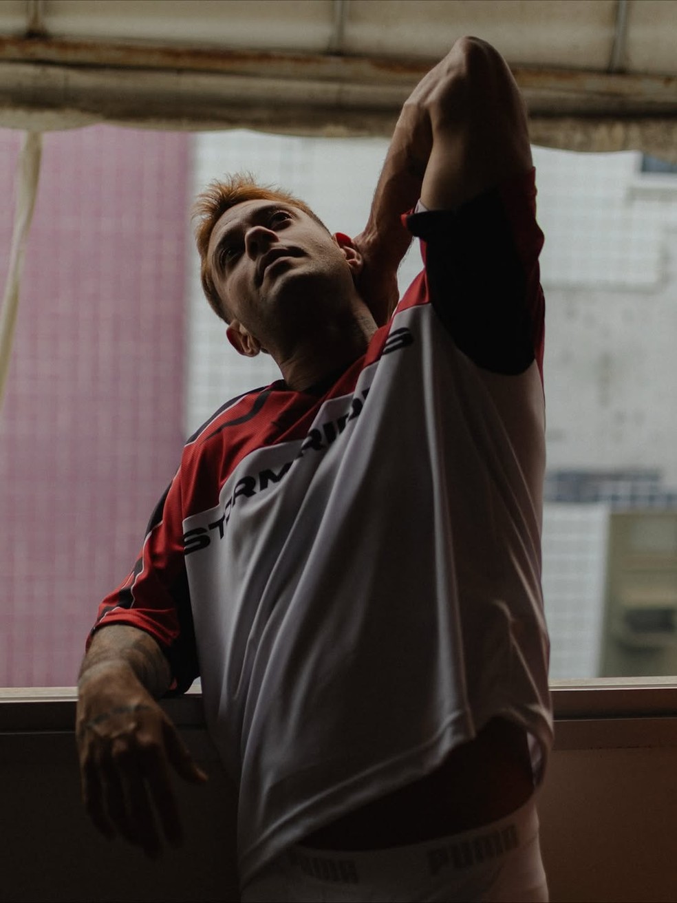 Nick Cruz, que defendeu a bandeira trans no 'Estrela da Casa', posa de ...