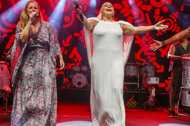 Fafá de Belém distribui selinhos e canta com a filha em show do Timbalada