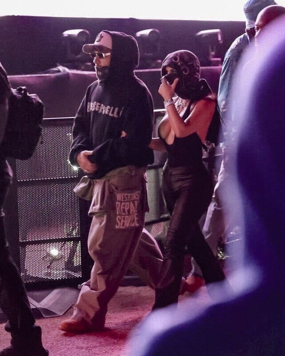 Kim Kardashian e Lewis Hamilton se disfarçam para ver juntos show de ...