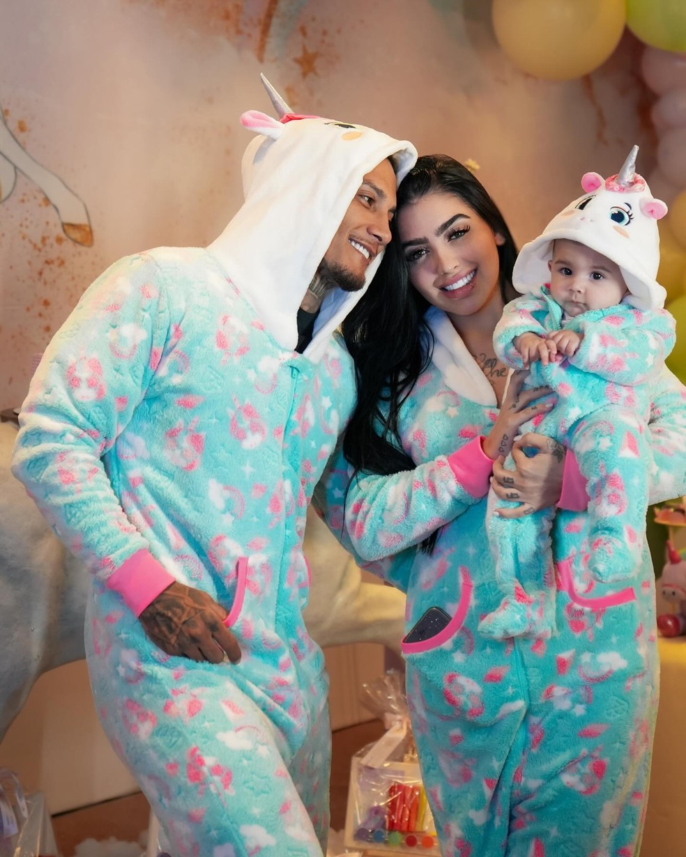 MC Mirella e Dynho Alves combinam looks de unicórnio em festa da filha