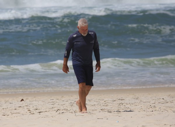 Raul Gazolla curte manhã de Natal caminhando sorridente na praia