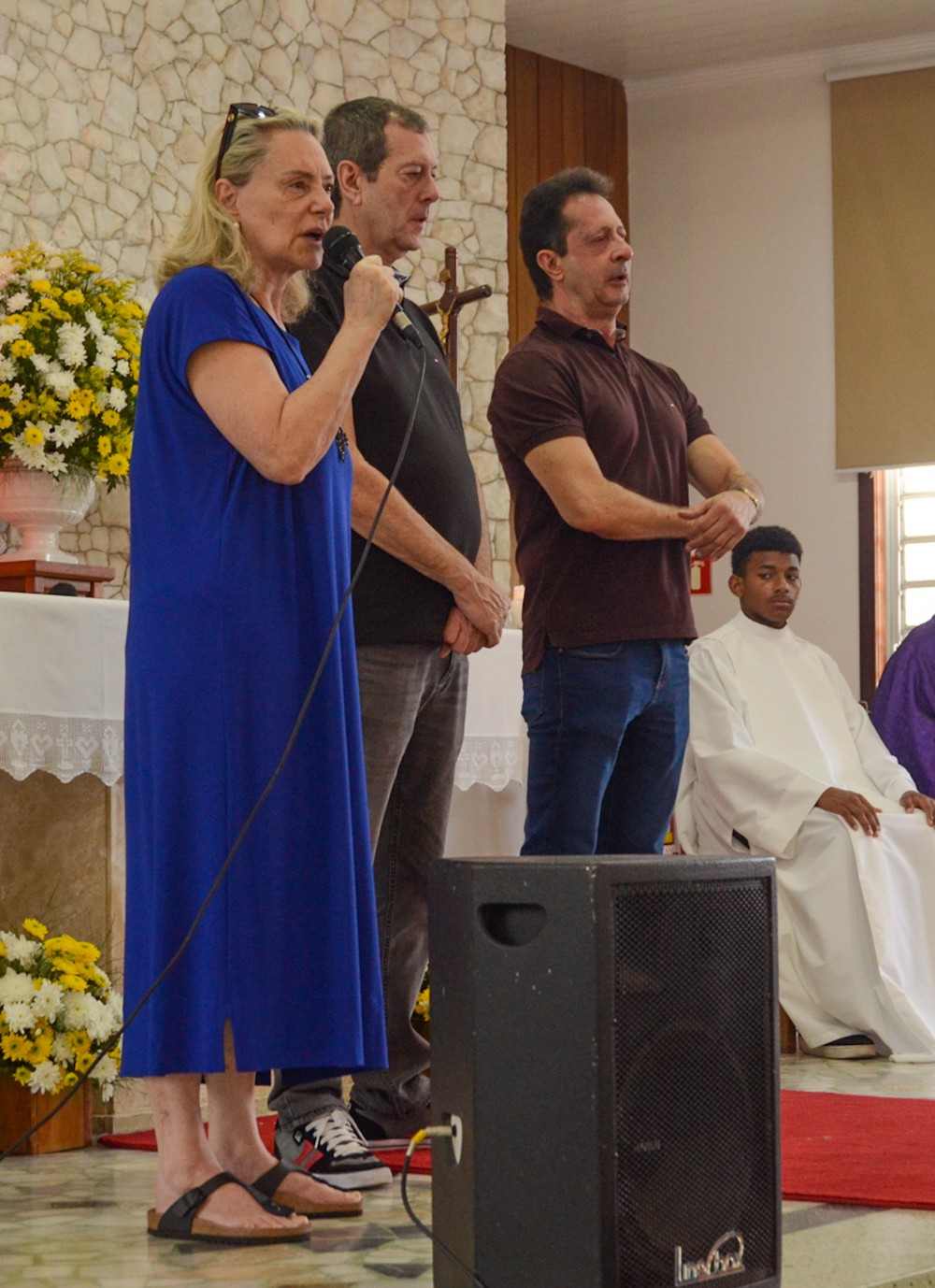 Elizabeth Savala se emociona em missa de sétimo dia da mãe, Isabel Savala