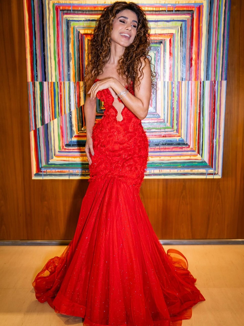 Paula Fernandes exibe cinturinha marcada em vestido justo e decotado