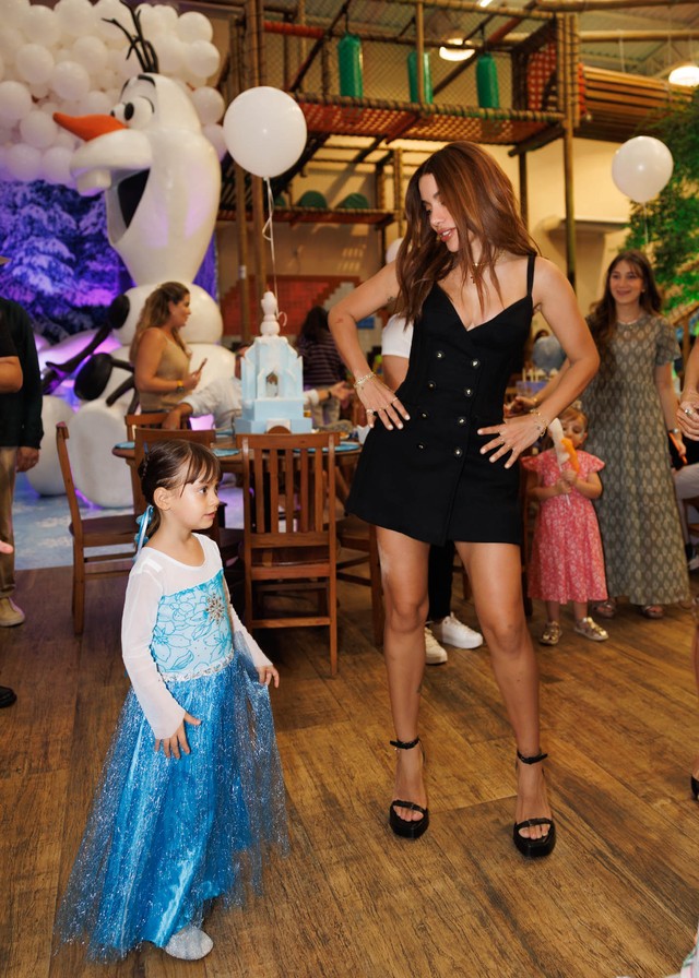 Anitta vai à festa de 3 anos da afilhada Ava, filha de Gabriela Prioli