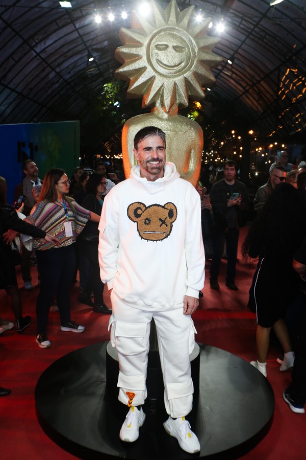 Grazi Massafera usa vestido de luxo e Reynaldo Gianecchini vai de moletom ao red carpet de ...