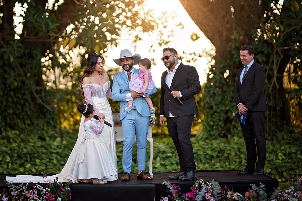 Sertanejo Edson renova votos de casamento com Deia Cypri após 10 anos ...