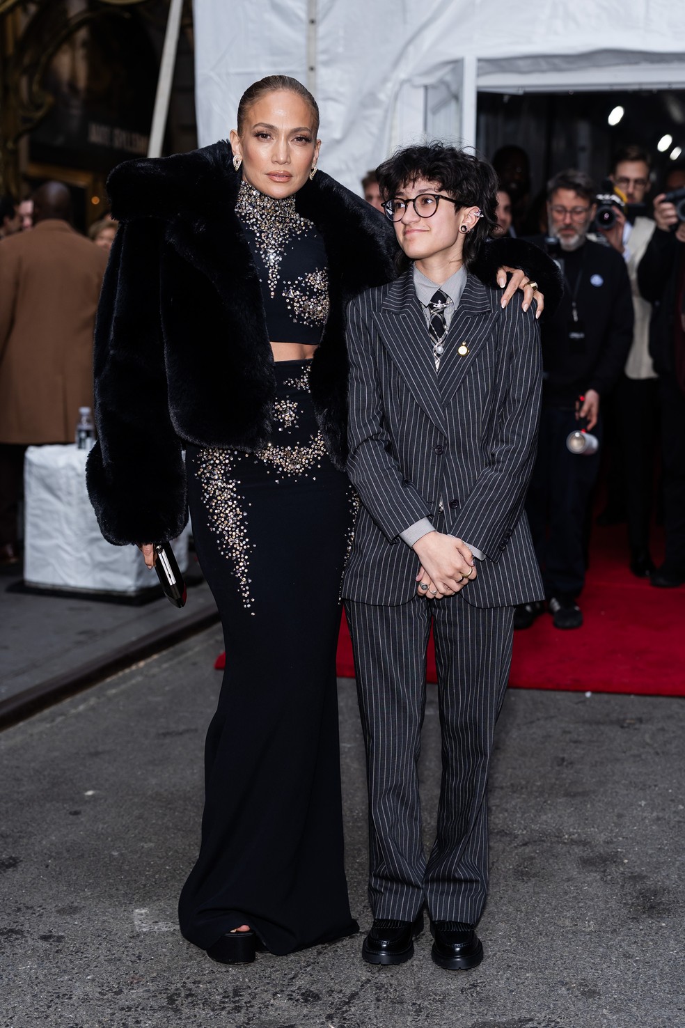 Emme, adolescente de Jennifer Lopez, combina look com a mãe em estreia ...