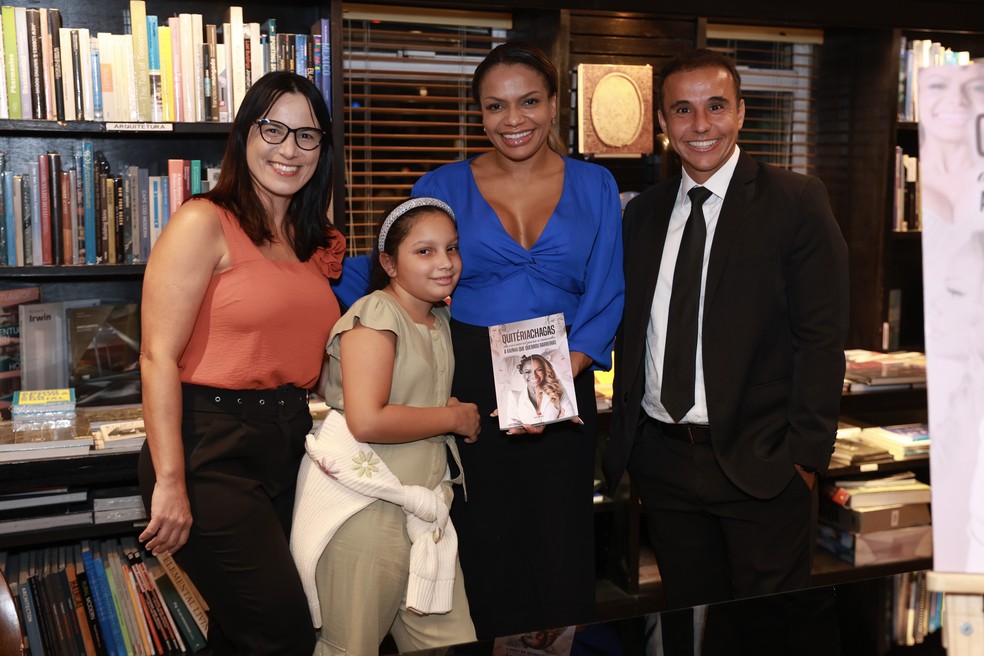 Quitéria Chagas lança livro no Rio ao lado da filha; fotos