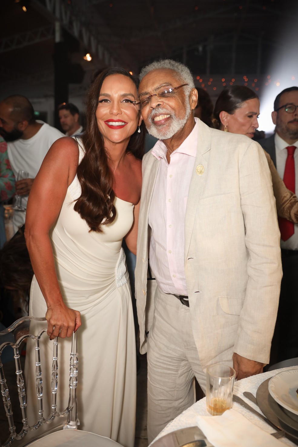 Ivete Sangalo e Daniel Cady trocam beijos e curtem evento de Léo ...