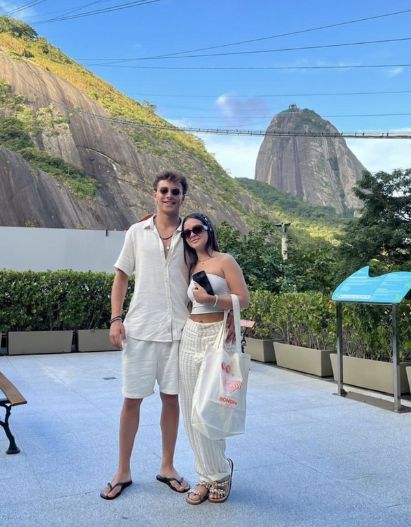 Mel Maia passeia pelo Rio de Janeiro na companhia de namorado surfista