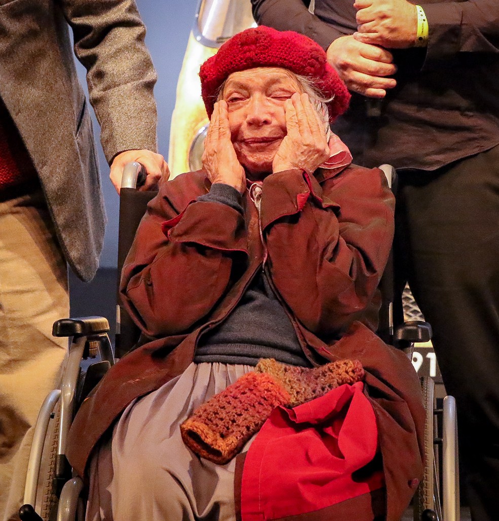 Aos 95 anos, Nathalia Timberg se emociona após estreia de espetáculo