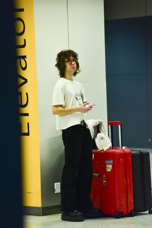 Lucas Jagger tenta se disfarçar com capuz ao chegar ao Brasil