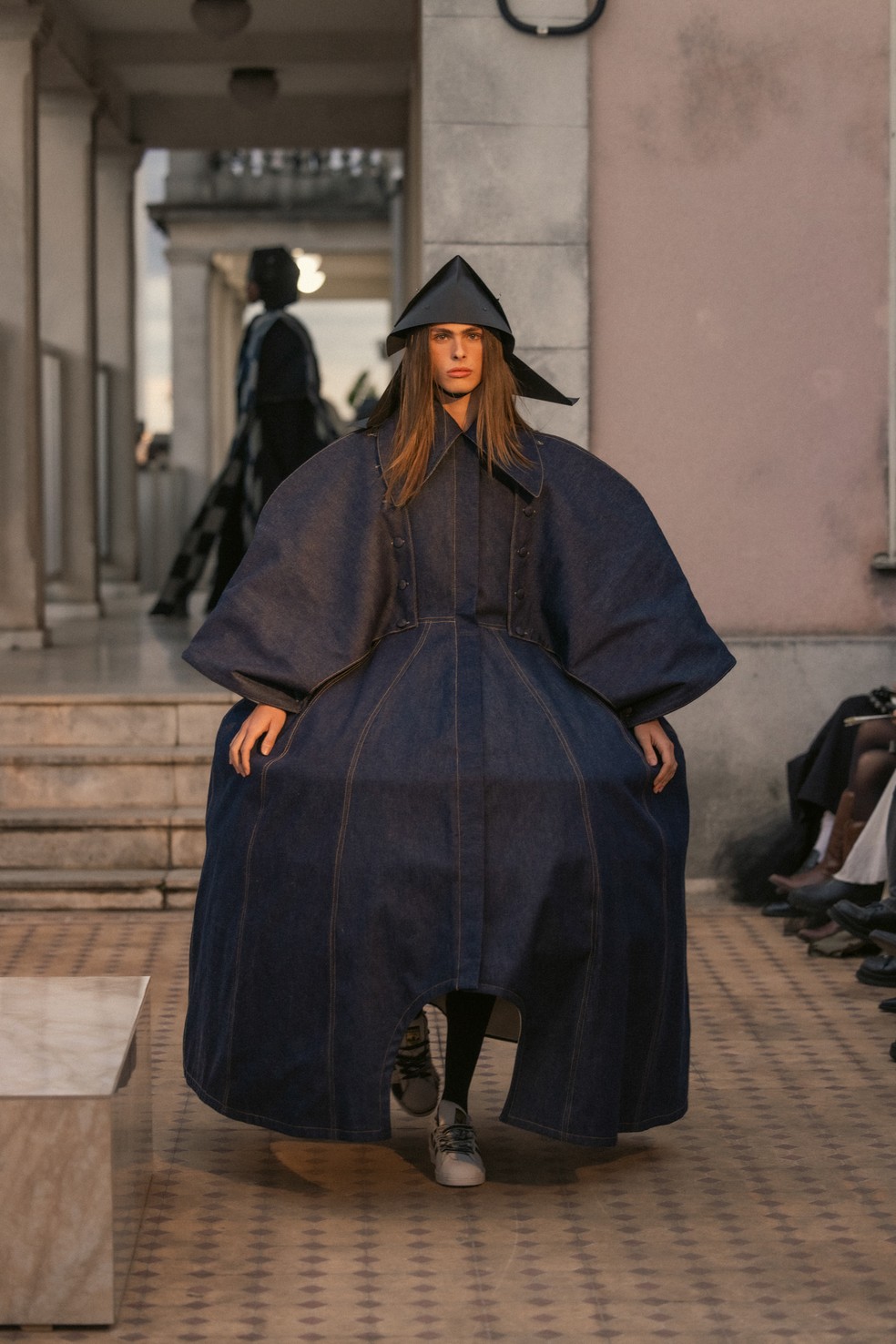 Ana Clara Watanabe celebra Tarsila do Amaral com desfile no Edifício ...