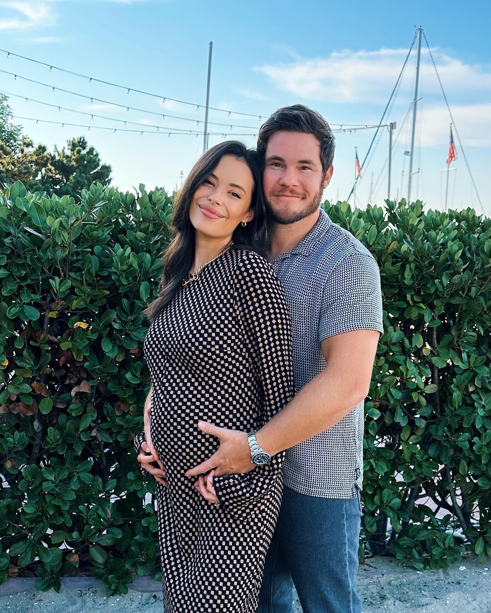 Adam Devine, de 'Modern Family', espera primeiro bebê com Chloe Bridges Devine