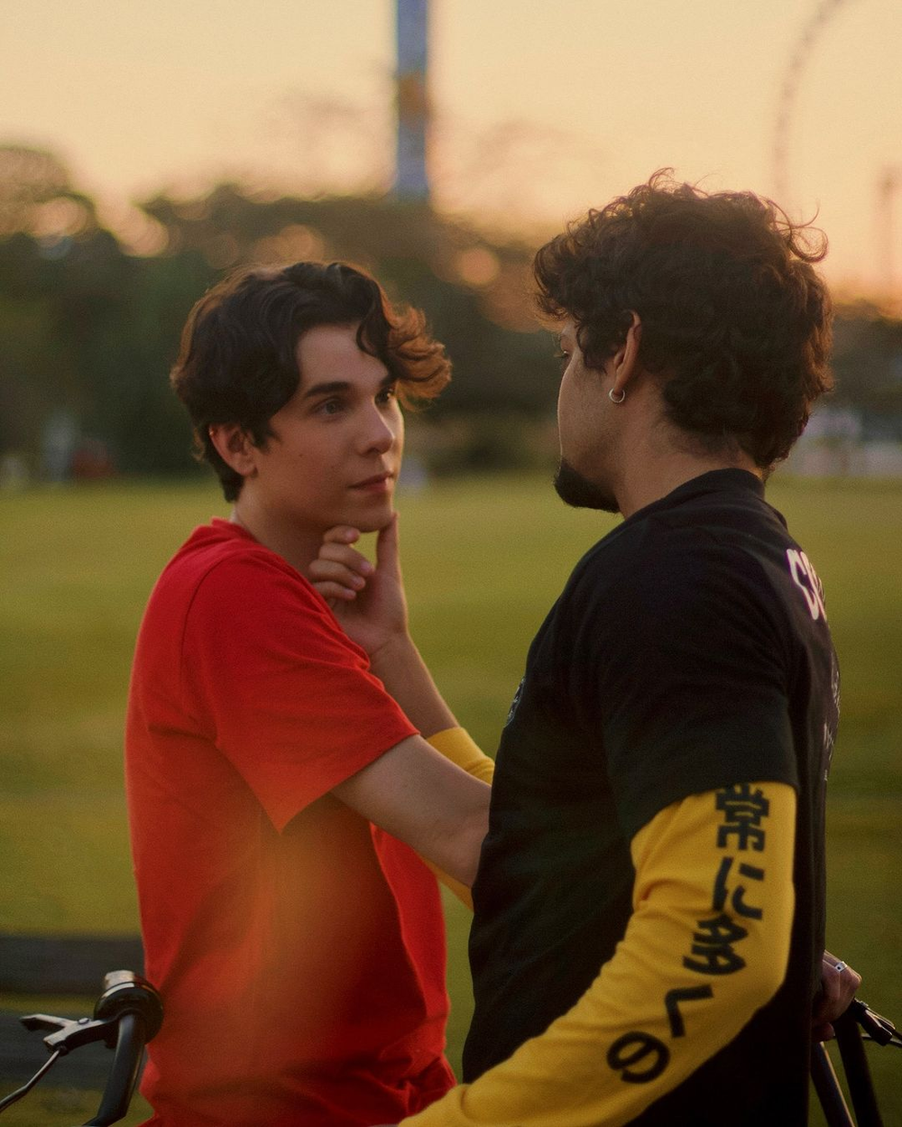 Namorando? Ex-BBB Gabriel Santana aparece em clima de romance com jovem escritor