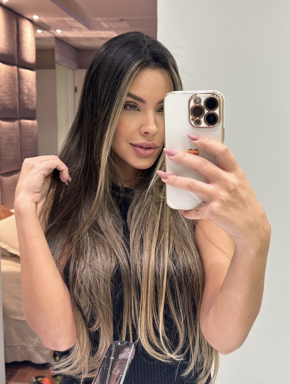 Ex-BBB Ivy Moraes transforma o visual e clareia cabelos