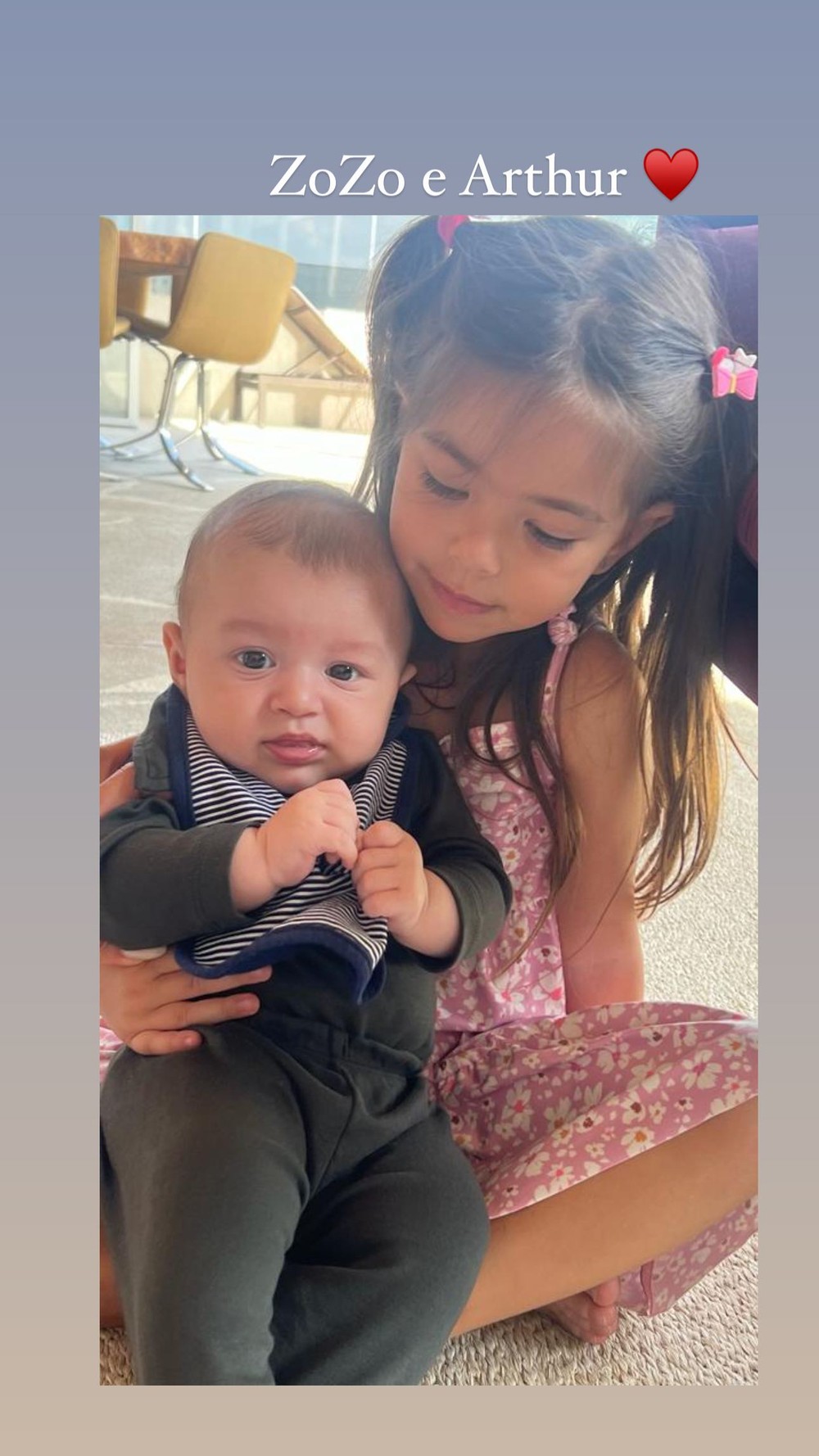 Zoe, filha de Sabrina Sato e Duda Nagle, segura primo no colo e encanta ...