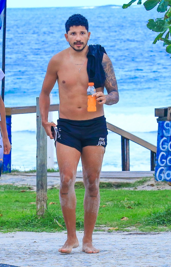 Yuri Lima, namorado de IZA, curte praia no Rio de Janeiro