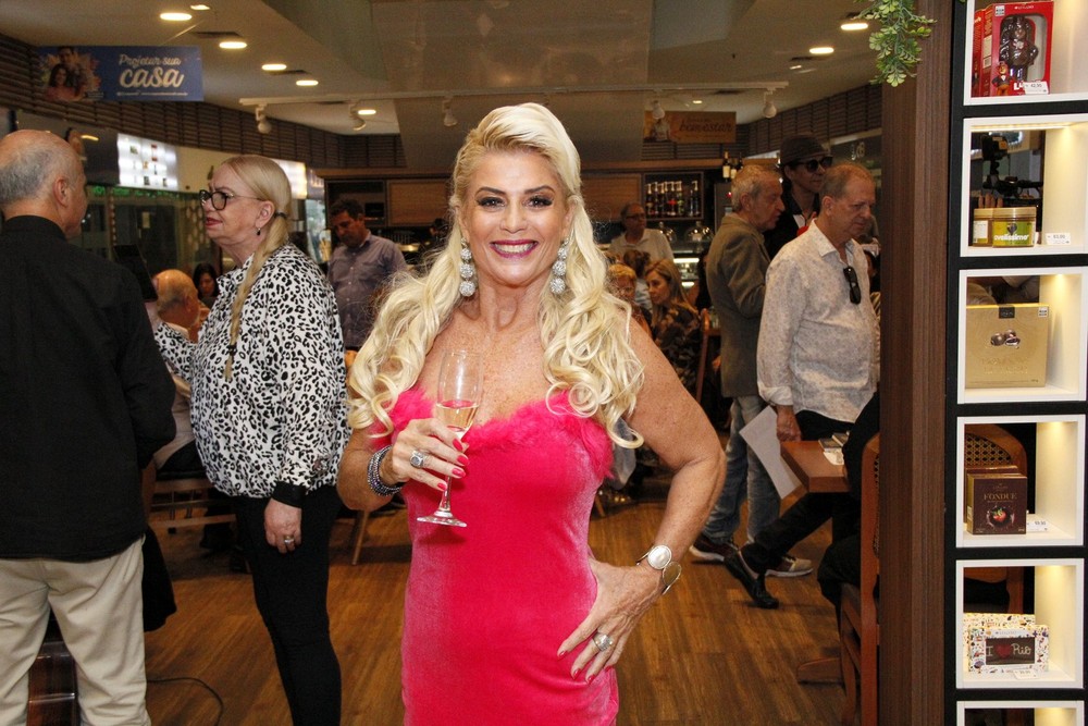 Lembra dela? Cida Moraes, do BBB 2, aparece loiríssima e de look Barbiecore