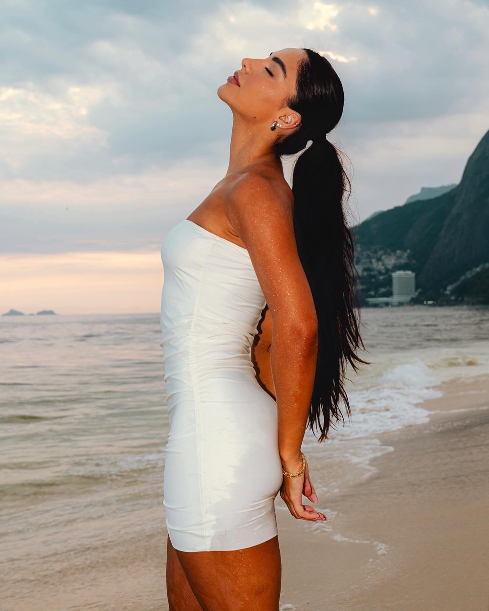 Gabriela Versiani aposta em vestido branco e curtinho para ensaio ...
