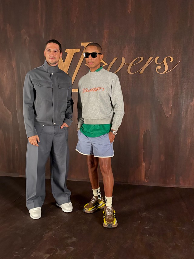 Gabriel Leone posa com Pharrell Williams ao prestigiar desfile em Paris